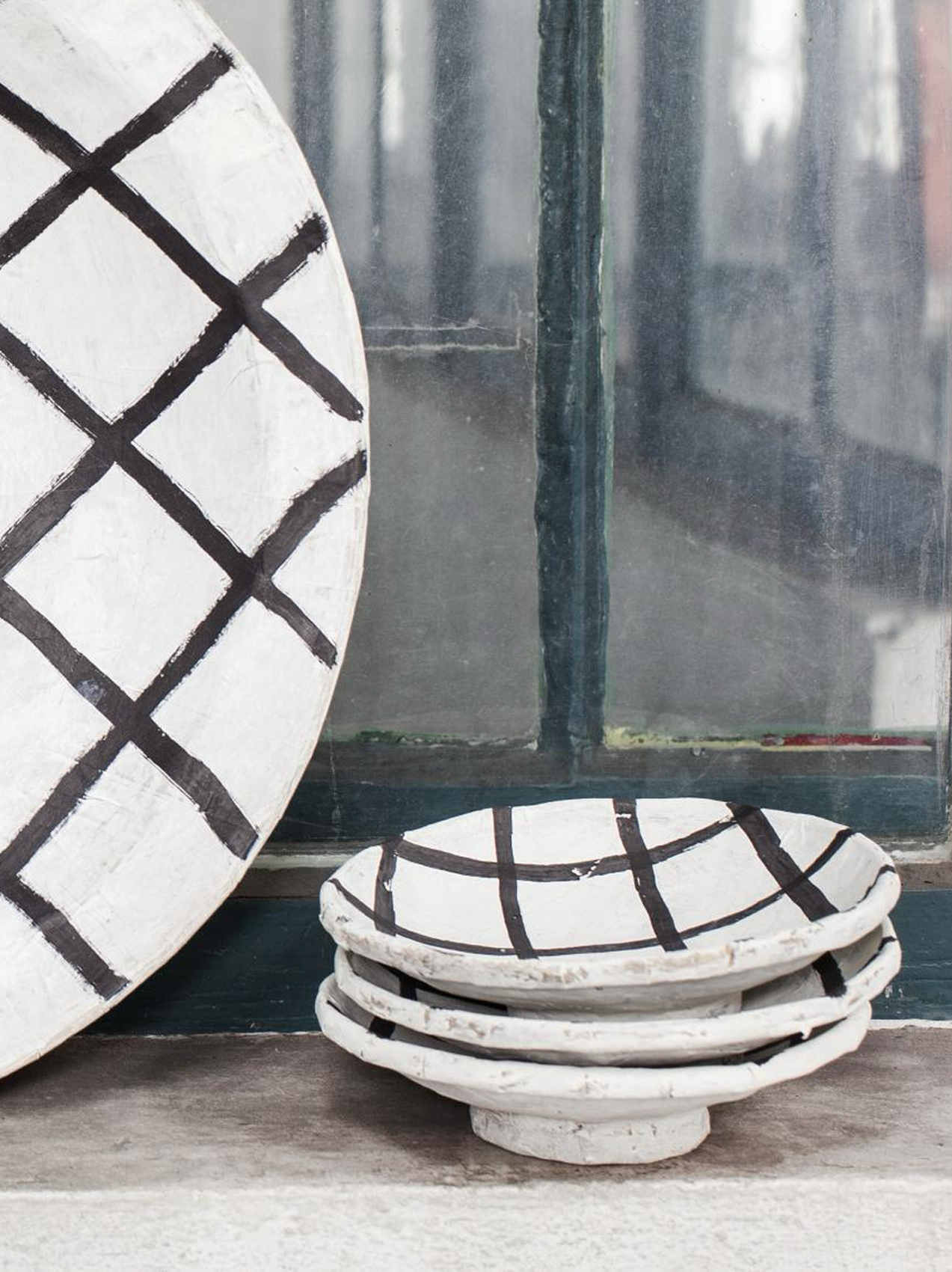 Isa Papier Plate S - White & Black - LE SITE PIGEON